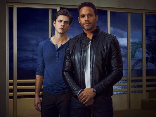 Aaron Tveit Graceland Season 2